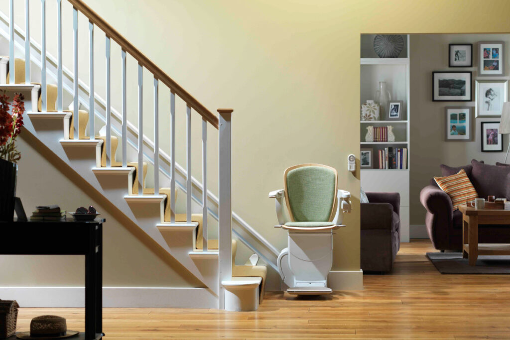 Downsizing Your Home or Ageing in Place: Pros and Cons | Stannah